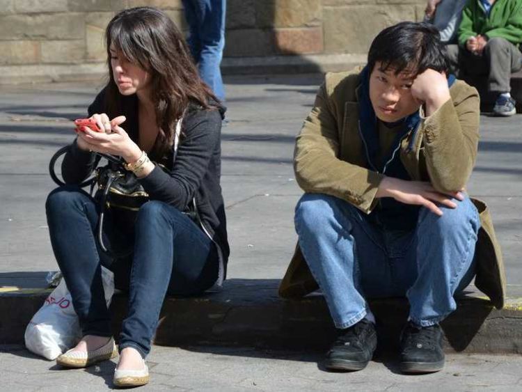 5 Alasan Kenapa Cowok Perhatian Ke Cewek Lain Tapi Cuek Ke Pacarnya