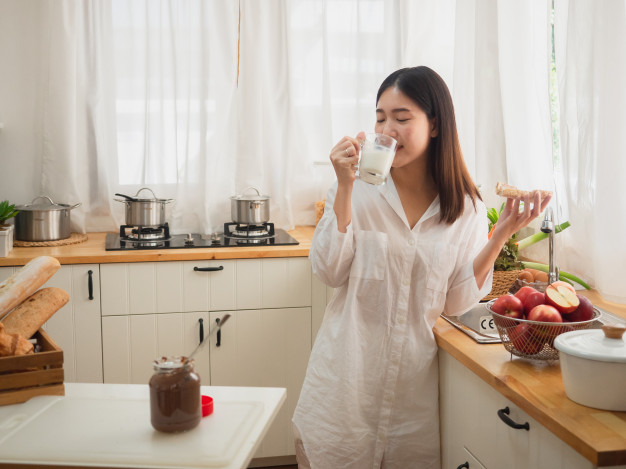 7 Manfaat Ajaib Minum Susu Sebelum Tidur Buat Orang Dewasa Sama Sekali